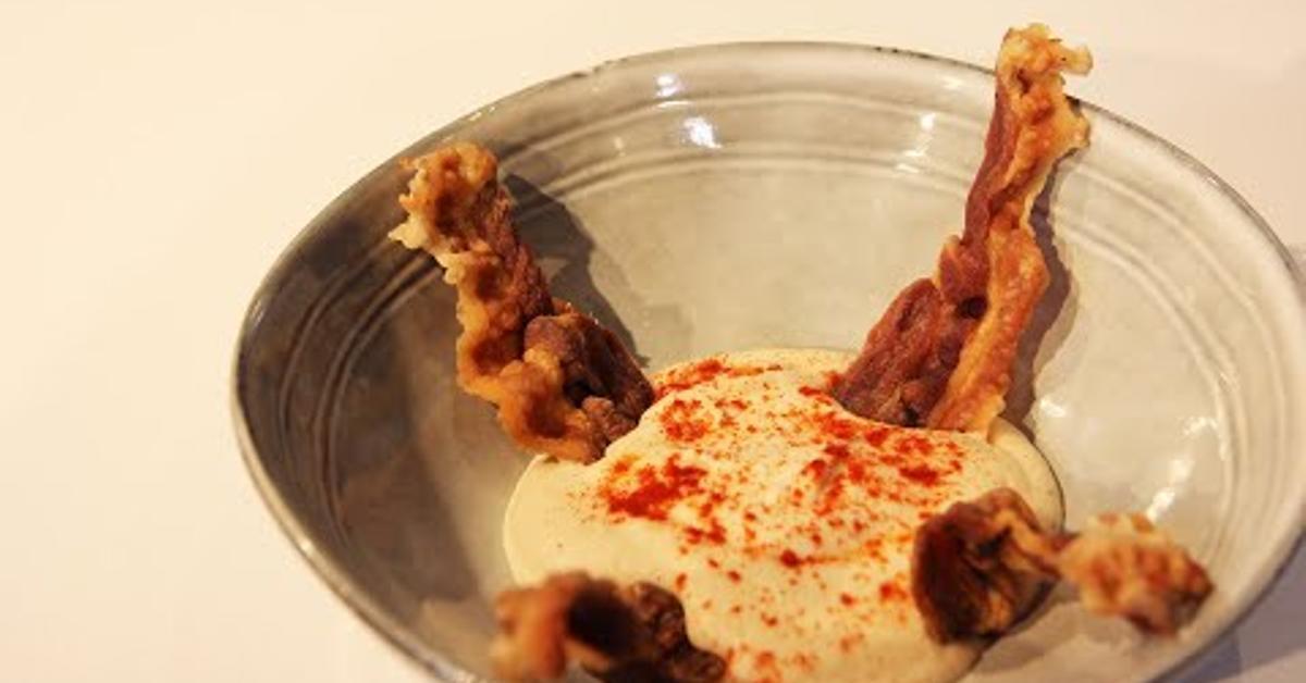 Hummus revolucionari: de mongeta seca amb cansalada cruixent