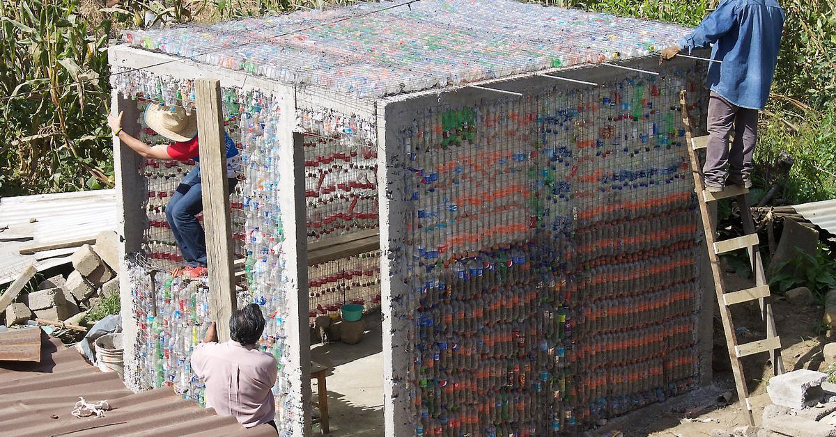 Mèxic construeix cases amb ampolles de plàstic