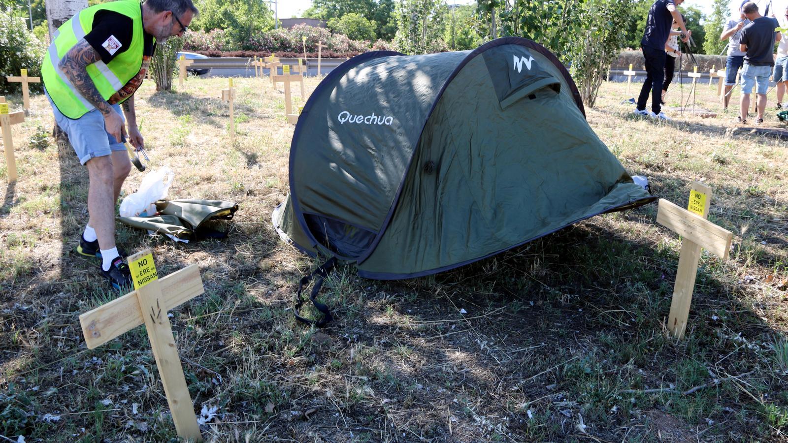 Nissan workers camp indefinitely in Prat against the ERE
