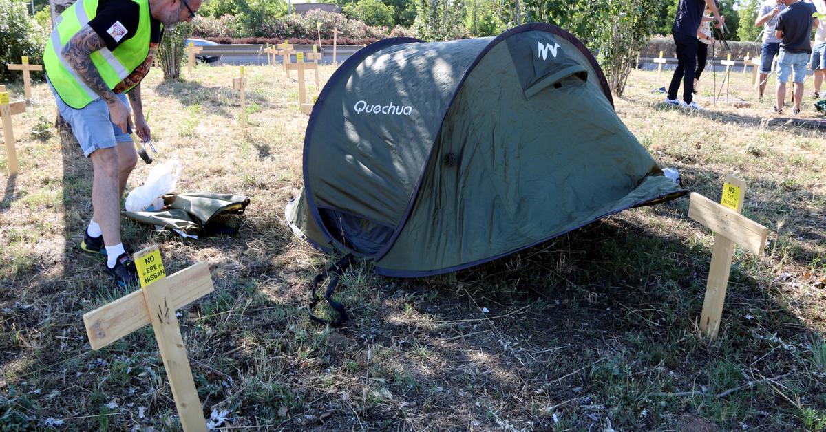Nissan workers camp indefinitely in Prat against the ERE