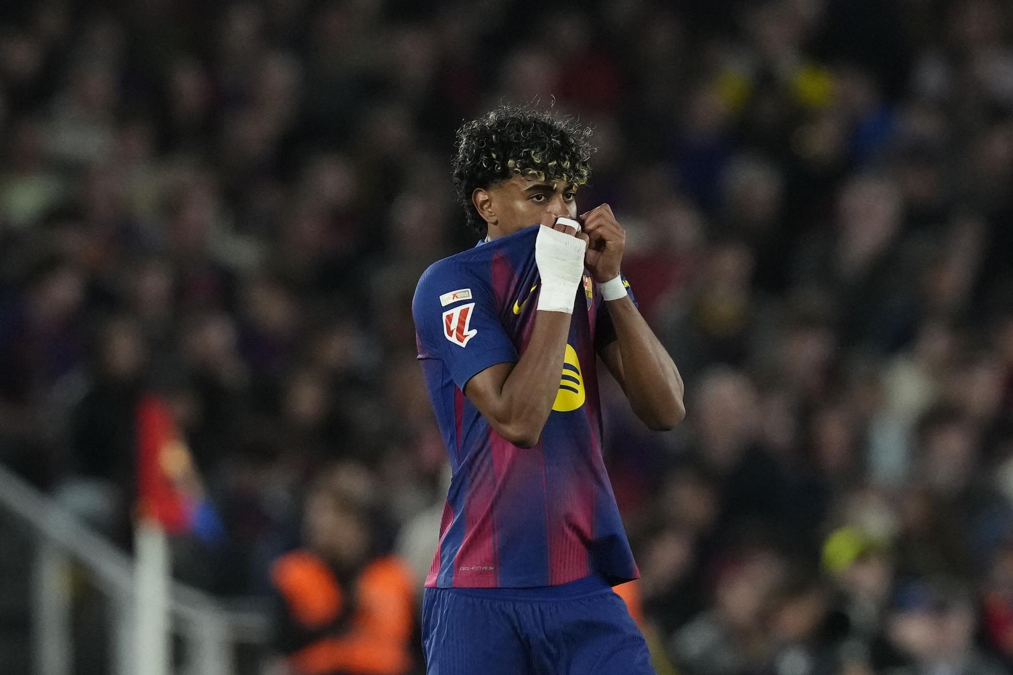 El Barça fa un pas més cap a la Lliga la nit que es glaça el Camp Nou