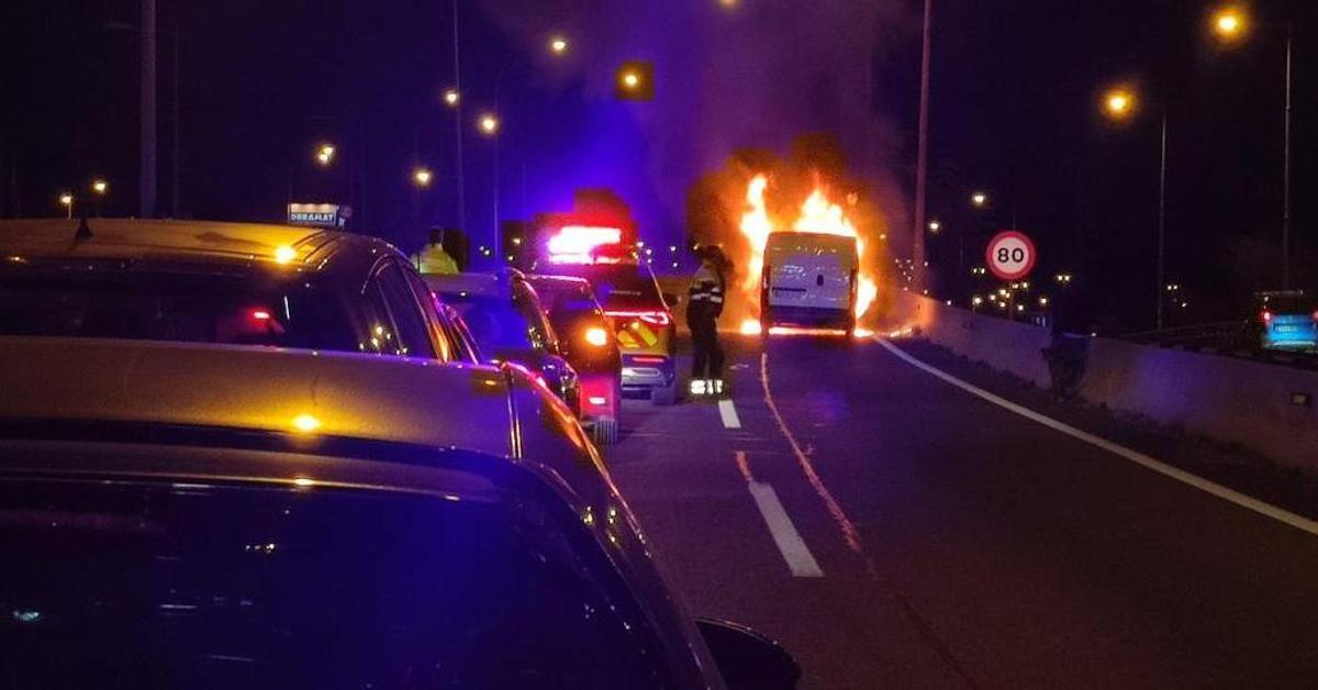 Un incendio en una furgoneta obliga a cortar la C-58
