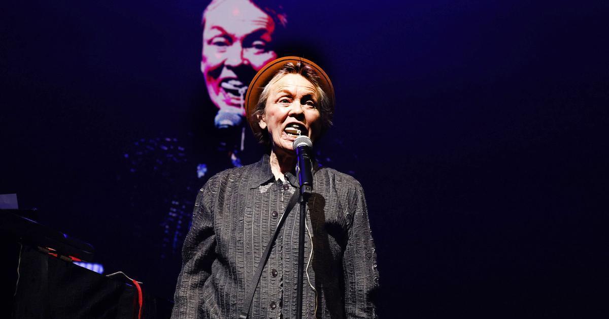 Laurie Anderson casts a spell (and a bit of tai chi) at L'Auditori