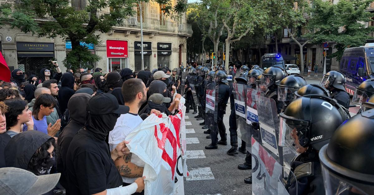 The Mossos charge against the anti-fascists who wanted to prevent a neo ...
