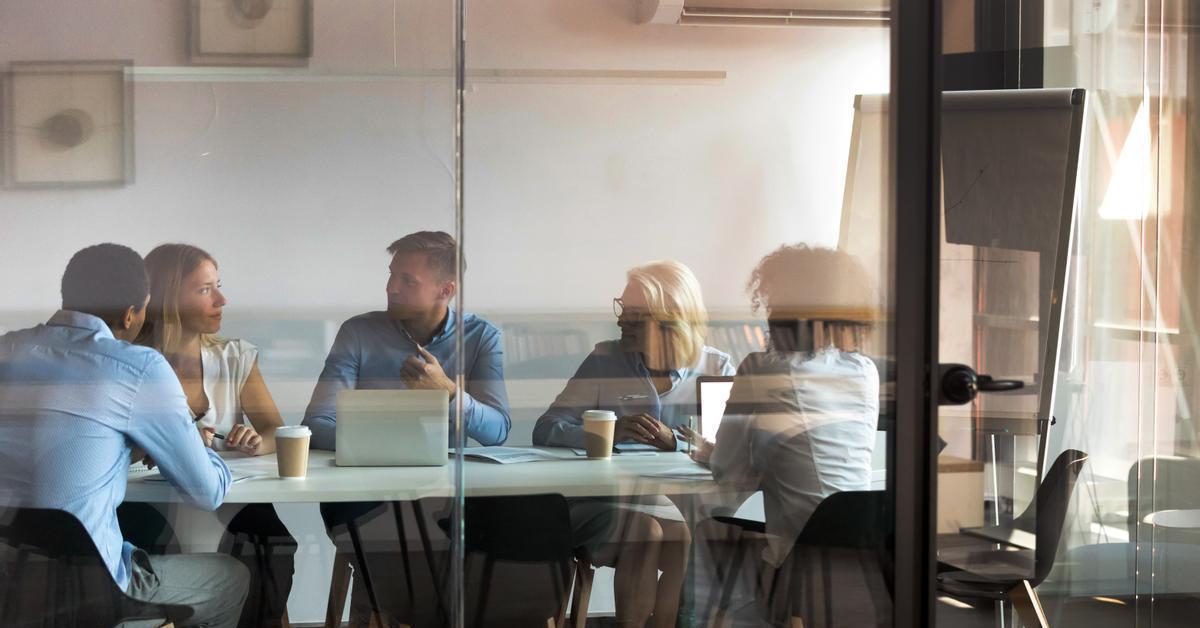 Beneficios y riesgos de cotillear en el trabajo