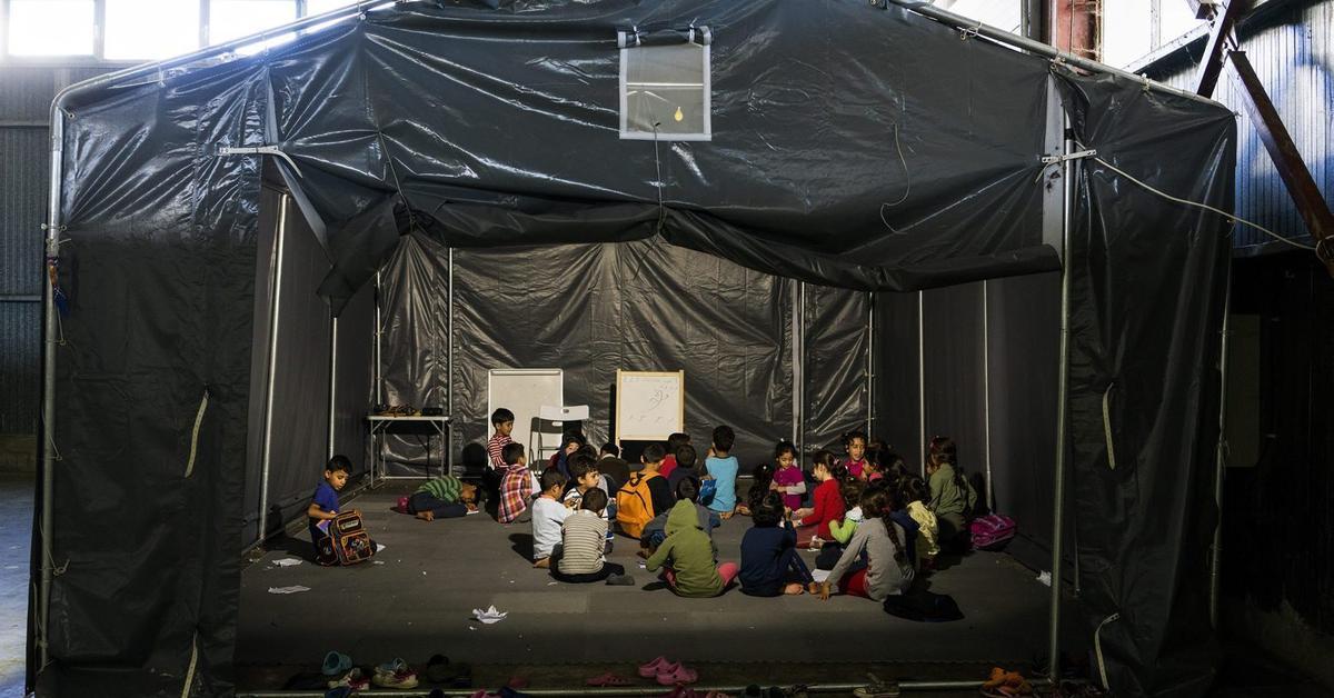 L’escolarització dels nens refugiats crea polèmica a Grècia