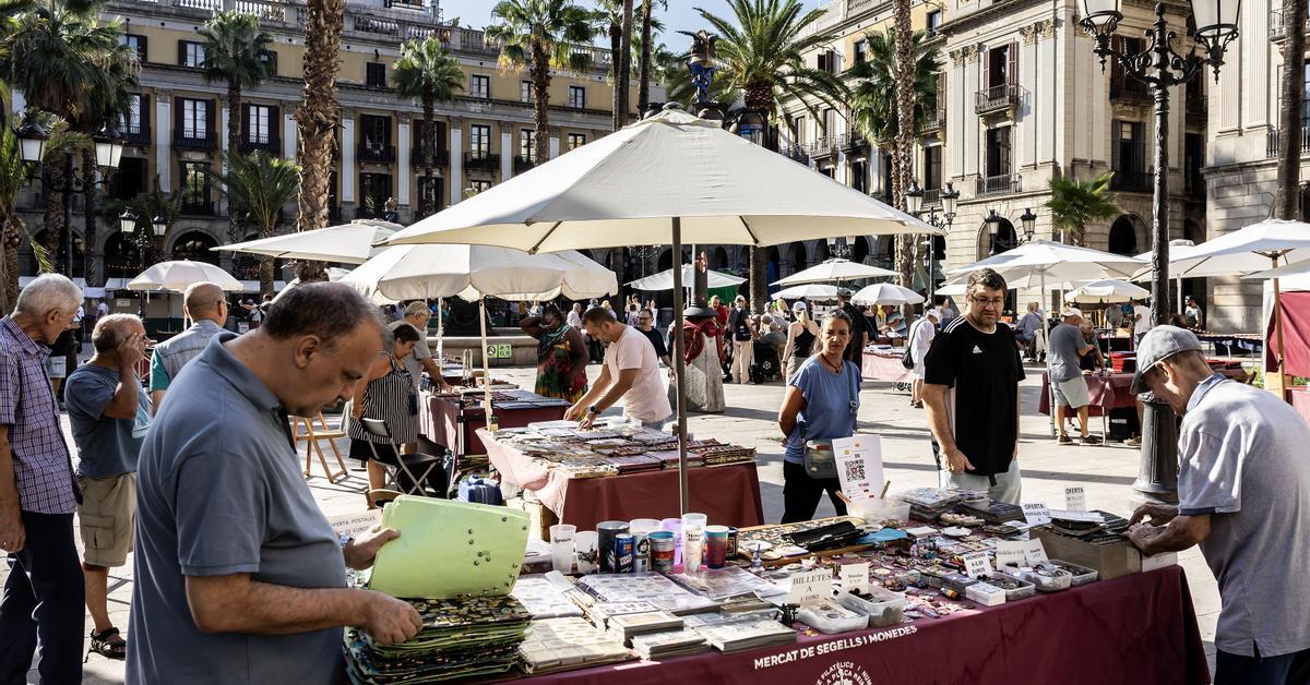 Perilla el mercat de segells i monedes de la plaça Reial de Barcelona