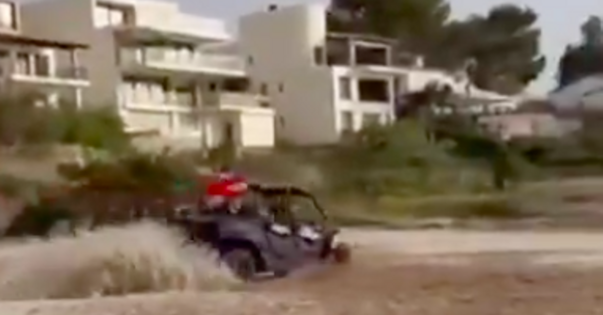Un bugui entra a una platja de l'Arenal fent servir unes escales com a ...