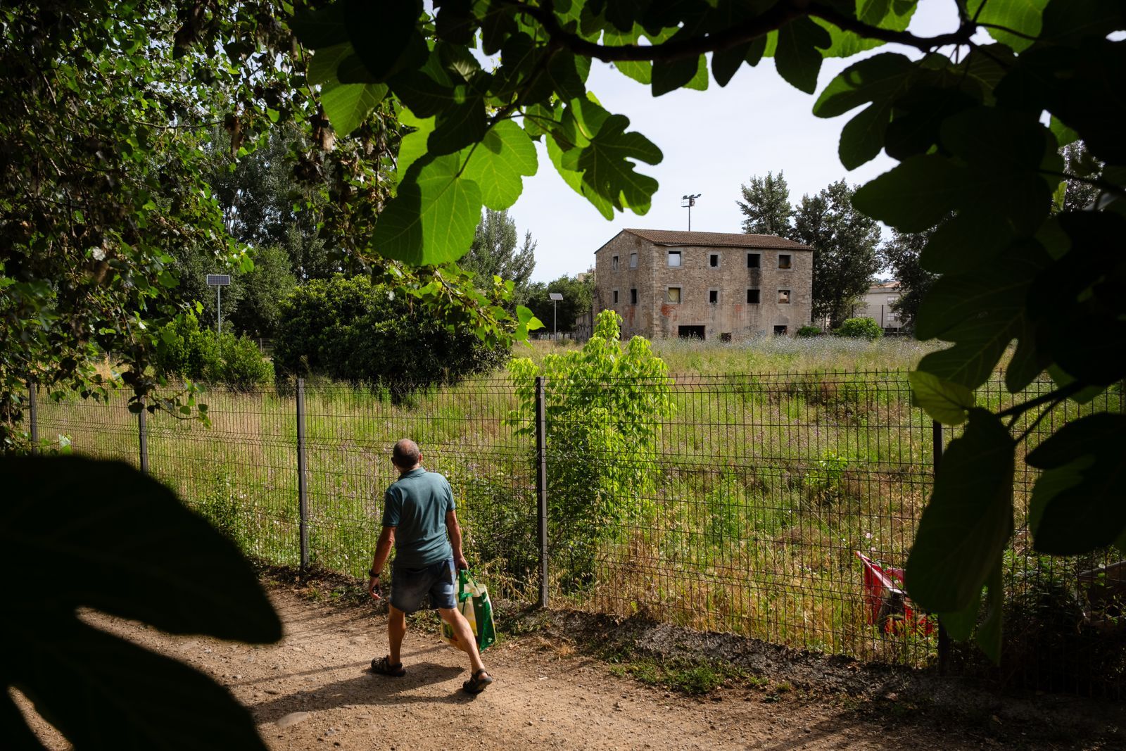 Una vintena de nois africans malviuen en una masia sense parets, portes ...