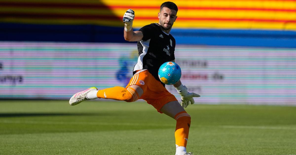Joan Garcia hasn't ruled out signing for Barça: "I'll decide what's ...