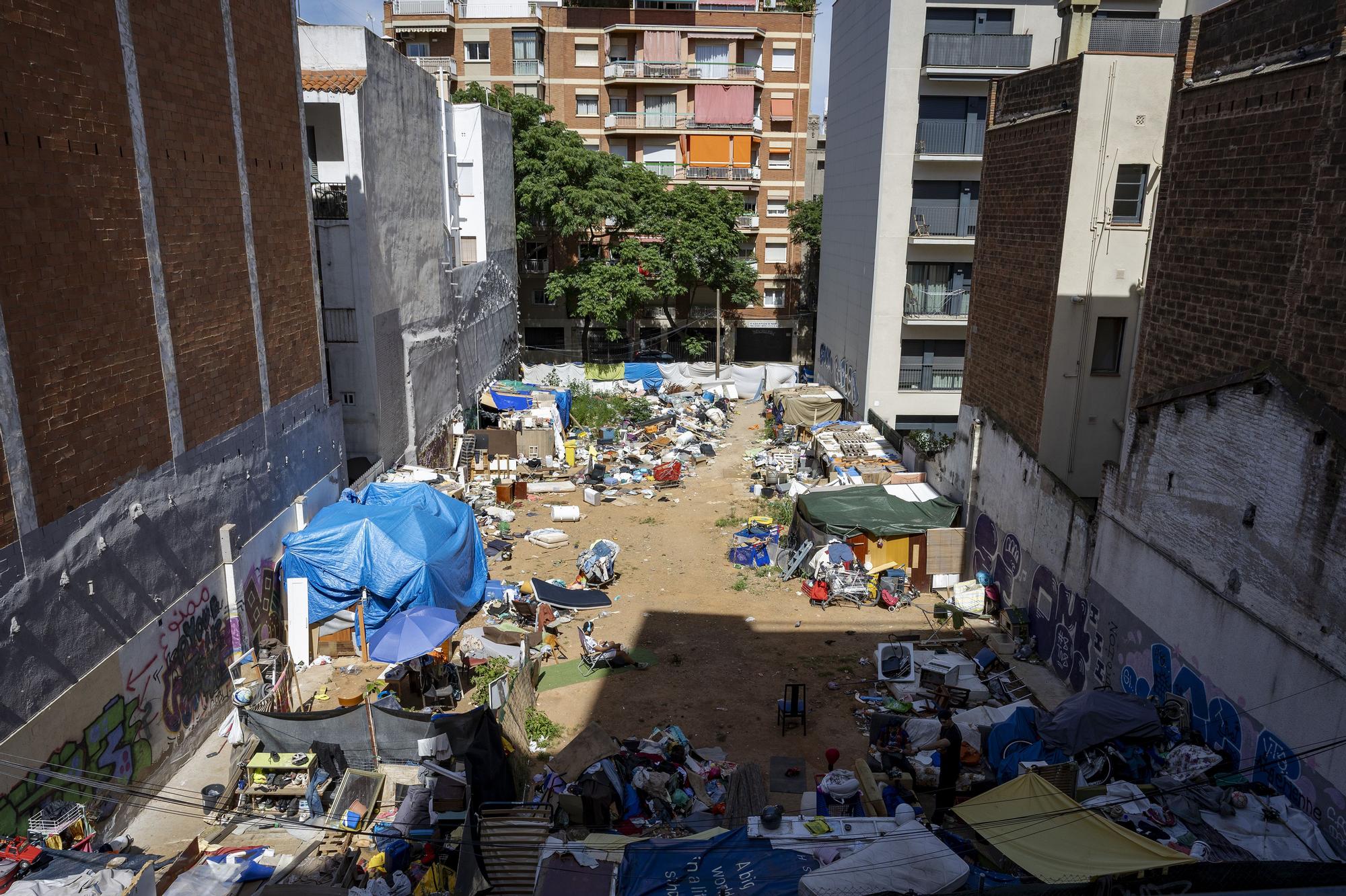 Una vintena de nois africans malviuen en una masia sense parets, portes ...