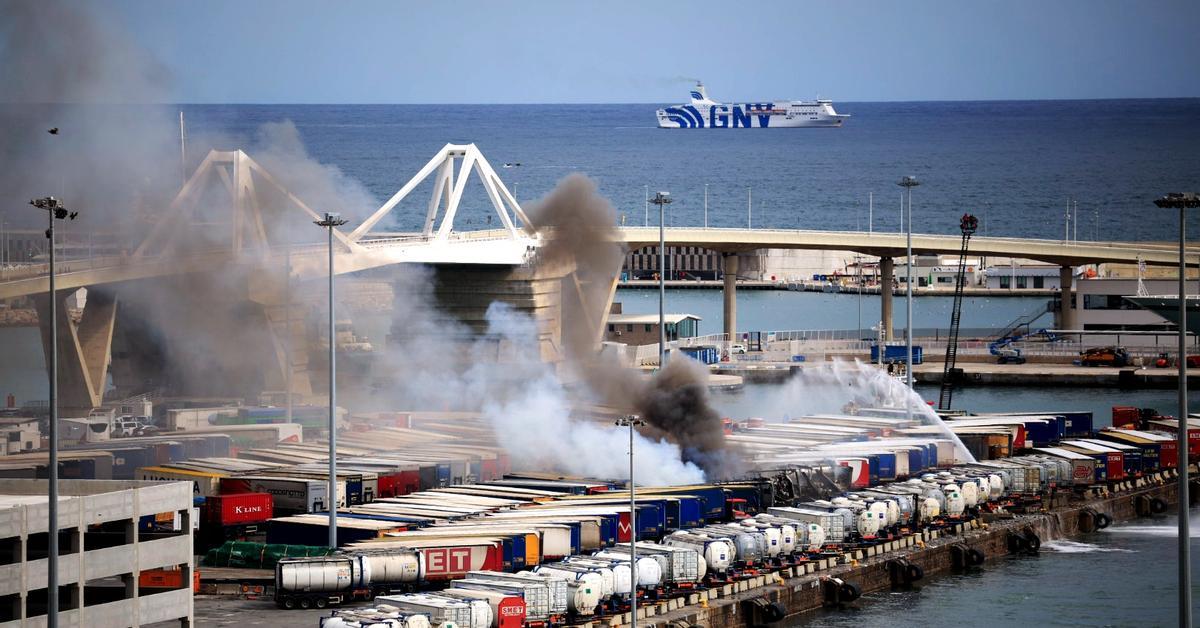 Active fire in the port of Barcelona: firefighters work to extinguish it