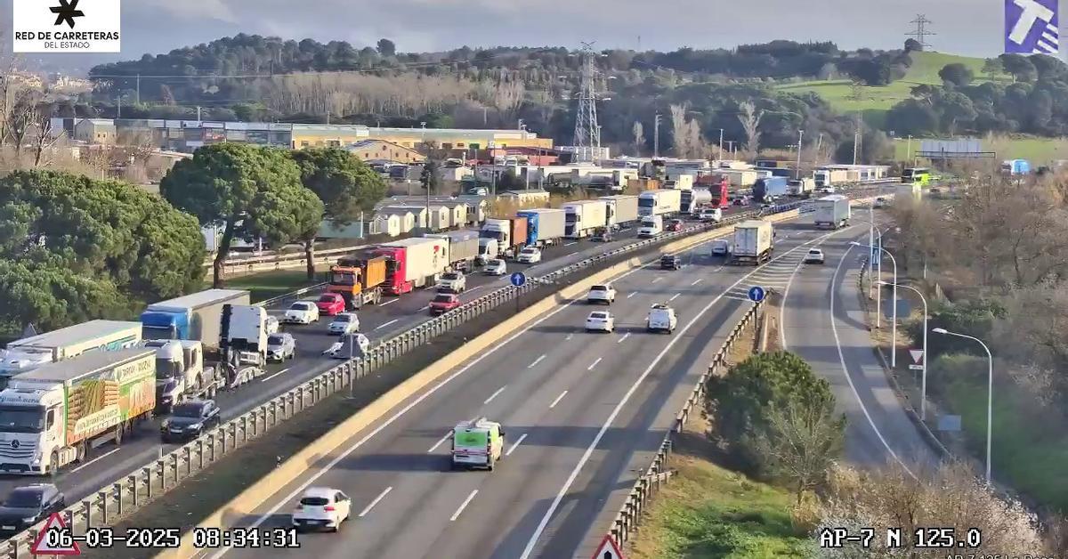 A new accident on the AP-7 cuts off a lane of the road and causes 7 km ...