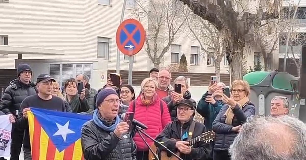 Lluís Llach participa en la cantada en suport a Pablo Hasel davant la presó