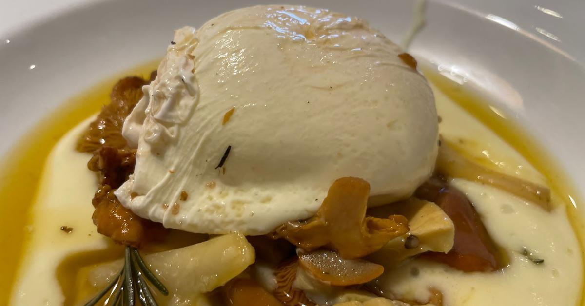 Com es cuina una cocota amb bolets, Parmentier i ou 'poché'?