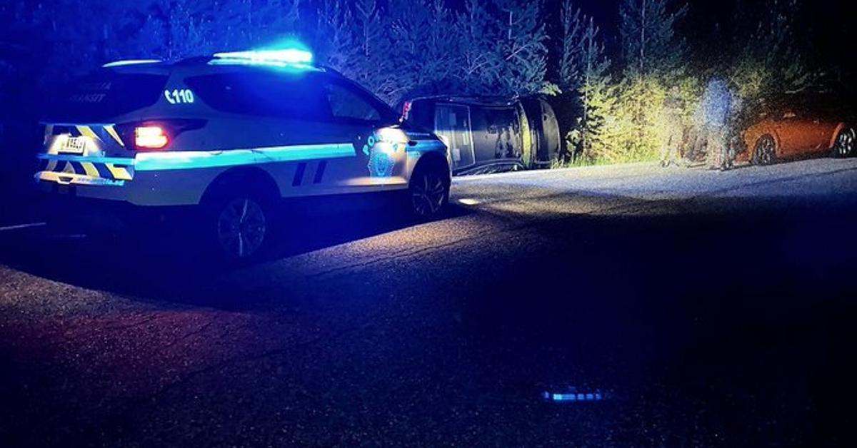Una cursa de cotxes a la Rabassa acaba amb un vehicle bolcat