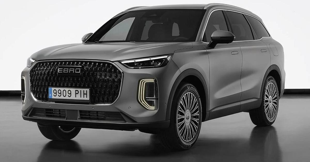 Ebro S900, a plug-in hybrid family SUV assembled in Barcelona