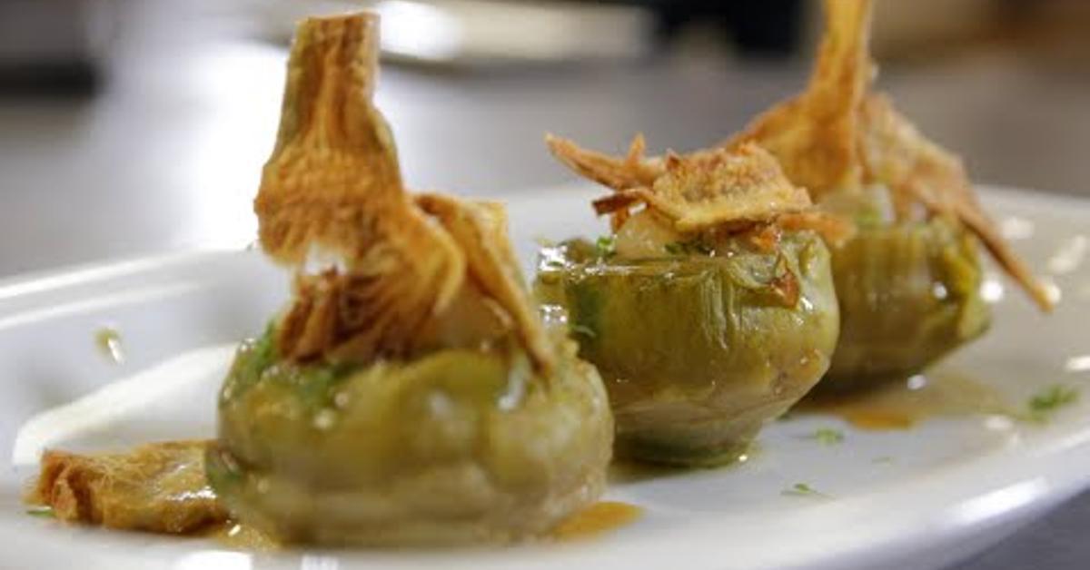 Carxofes farcides de vieira amb xips de carxofa