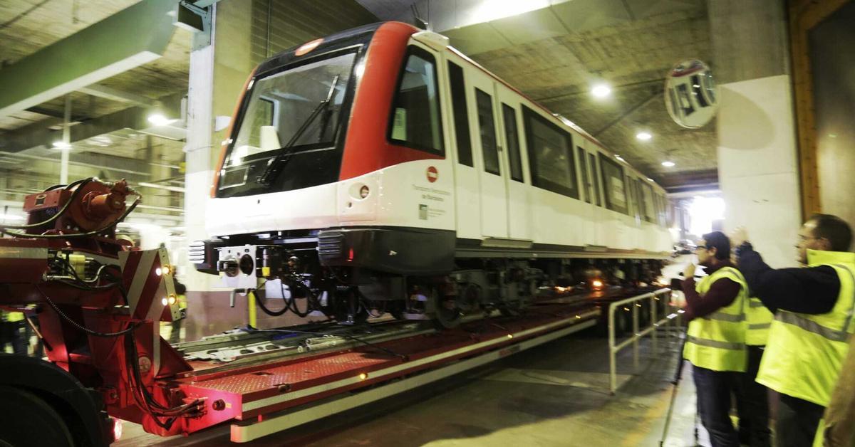 TMB rep el primer dels 12 trens que reforçaran les línies més saturades