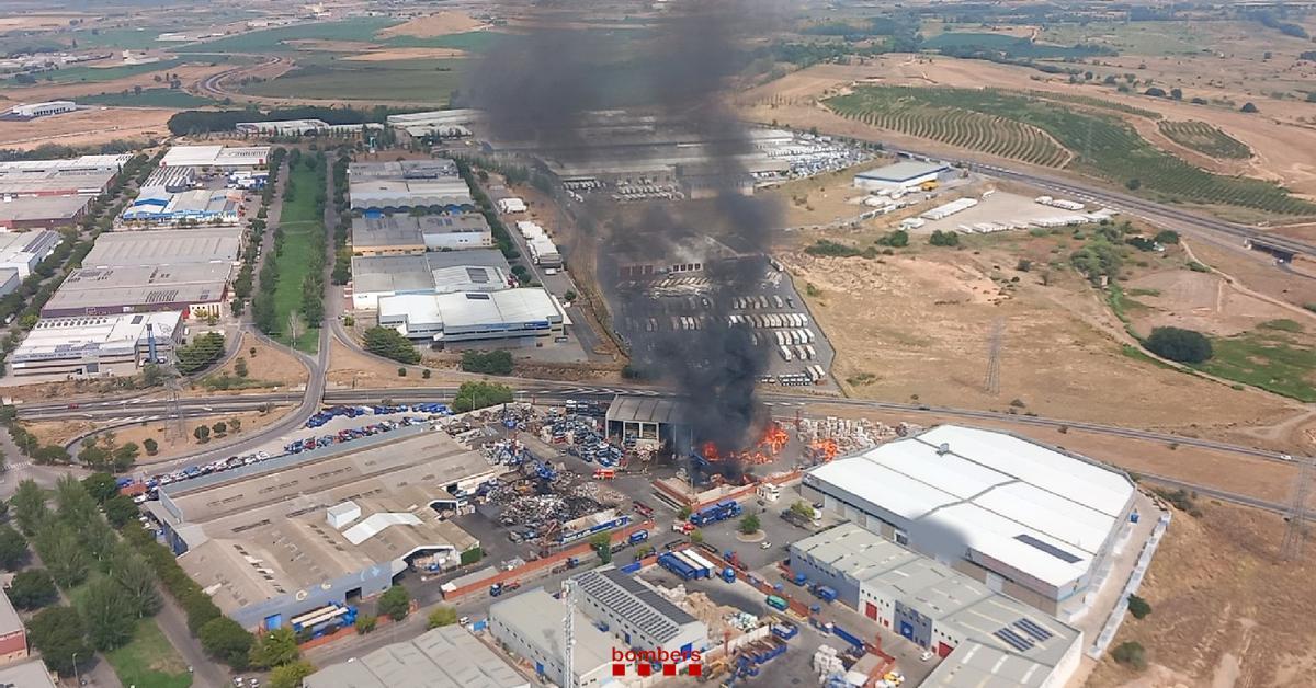 A fire outside an industrial warehouse in Lleida forces the closure of ...