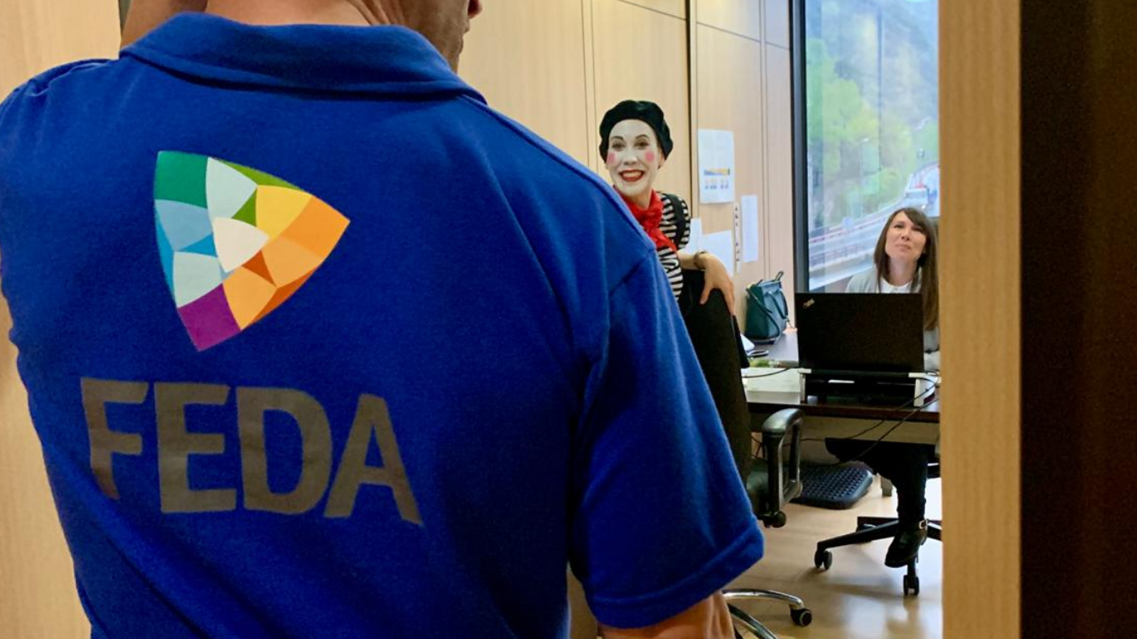 Una mim, la proposta de FEDA per millorar la postura corporal a la feina