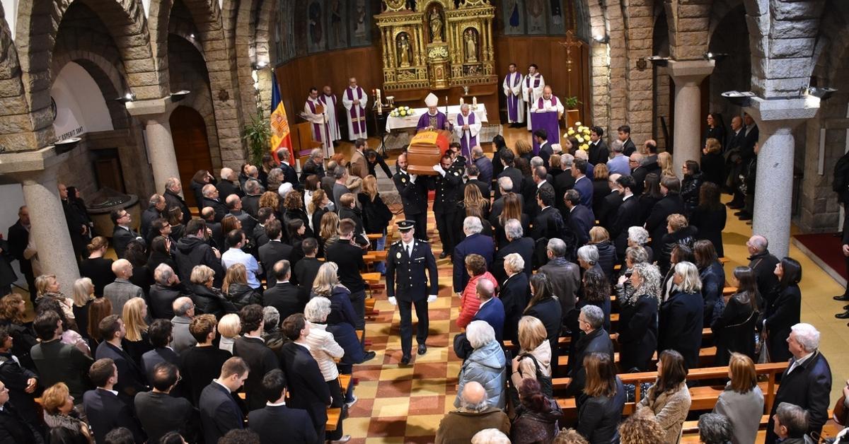 Les fotografies de l'adeu multitudinari a un "gran servidor del poble"