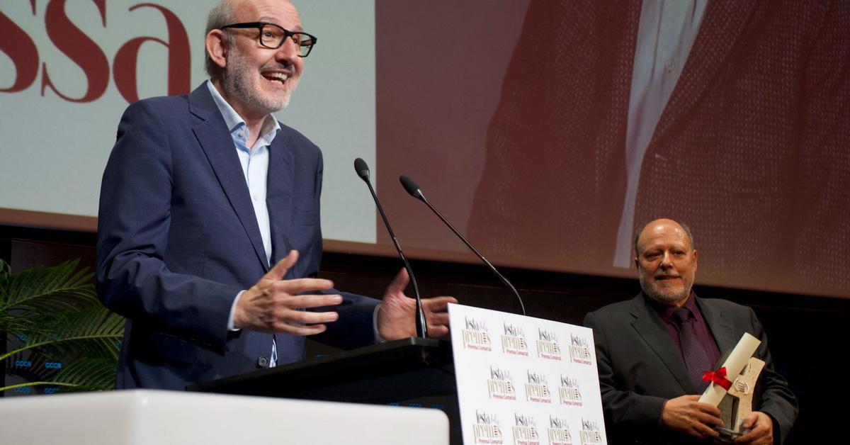 Antoni Bassas rep el Premi d’Honor de la Premsa Comarcal